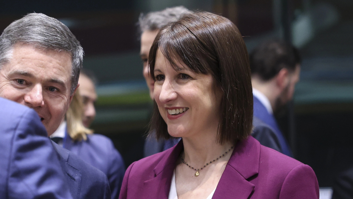 JK iždo kanclerė R. Reeves pripažįsta, kad „dirbantys žmonės mokės šiek ...