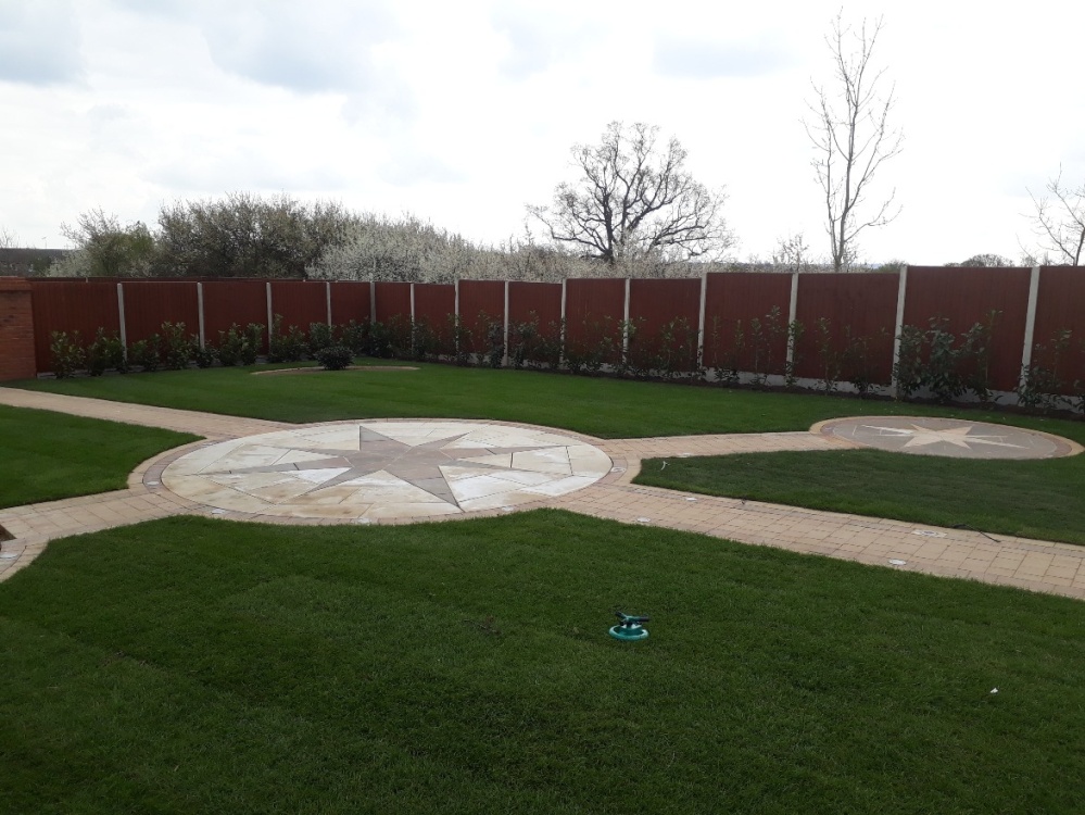 Plytelių klijavimo ir grindinio klojimo meistras atlieka vidaus ir ...