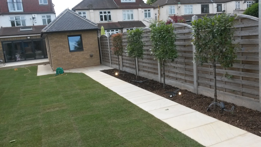 Plytelių klijavimo ir grindinio klojimo meistras atlieka vidaus ir ...