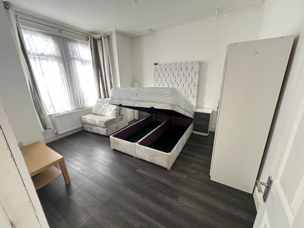 Erdvus dvivietis kambarys, Skelbimai - Anglija.lt